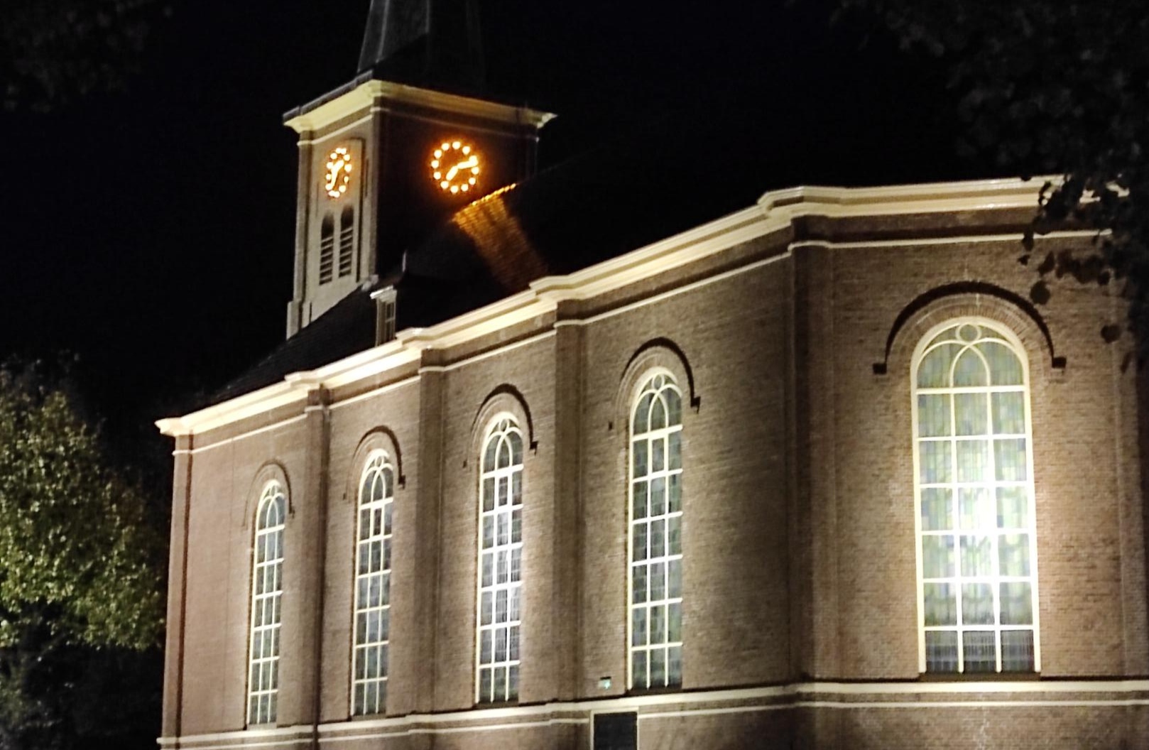 Verlichting wijzerplaat kerktoren hersteld | Koudum.nl