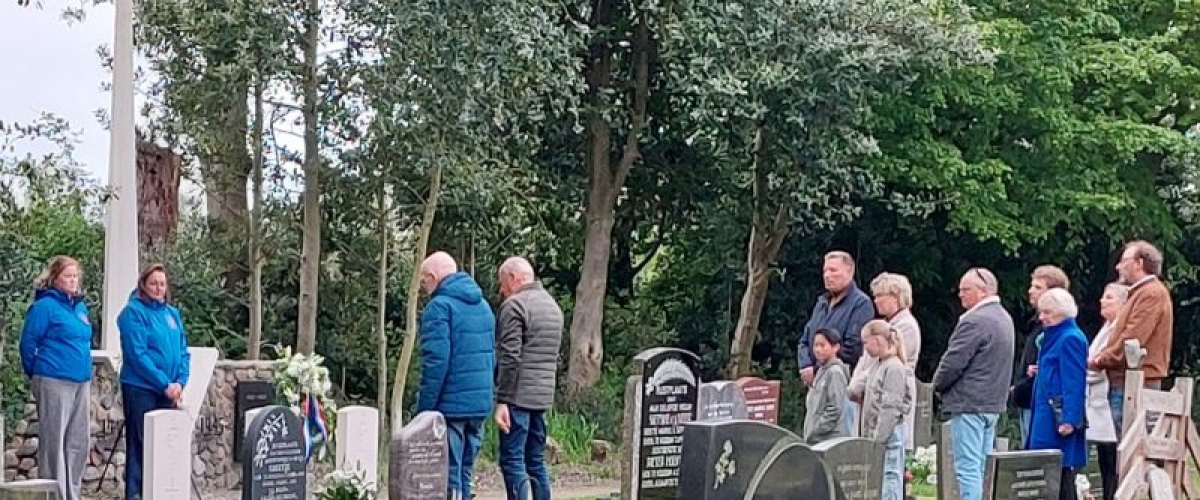 Dodenherdenking 2026_bloemen bij de graven van de geallieerde vliegers ...