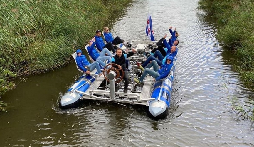 Unieke waterfiets Team Wybe te water | Koudum.nl