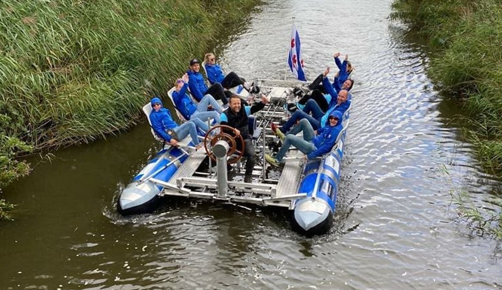 Unieke waterfiets Team Wybe te water | Koudum.nl